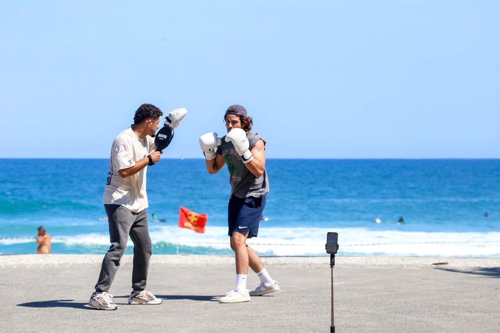 Chay Suede treina boxe à beira da praia no Rio de Janeiro