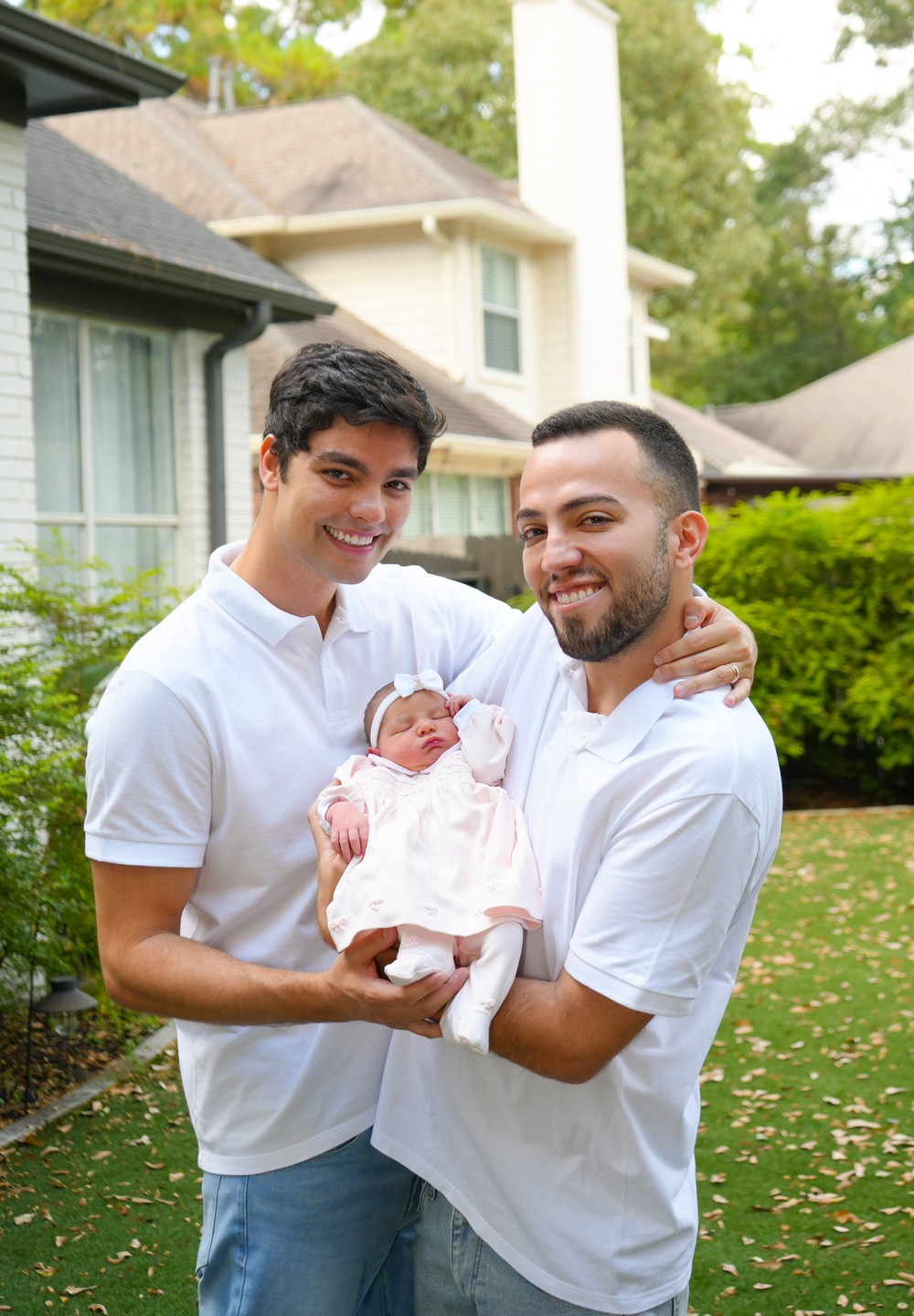 Lucas Rangel e Lucas Bley mostram rostinho da filha, Mia, pela primeira ...