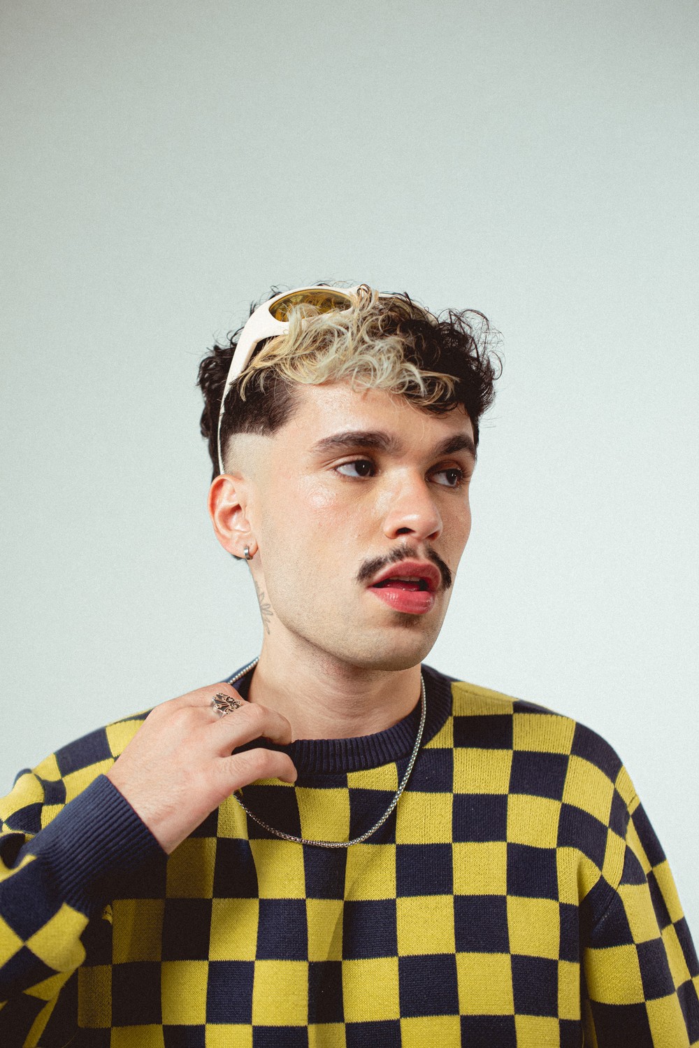 Marcelo Tofani narra flertes e desilusões em primeiro álbum da carreira