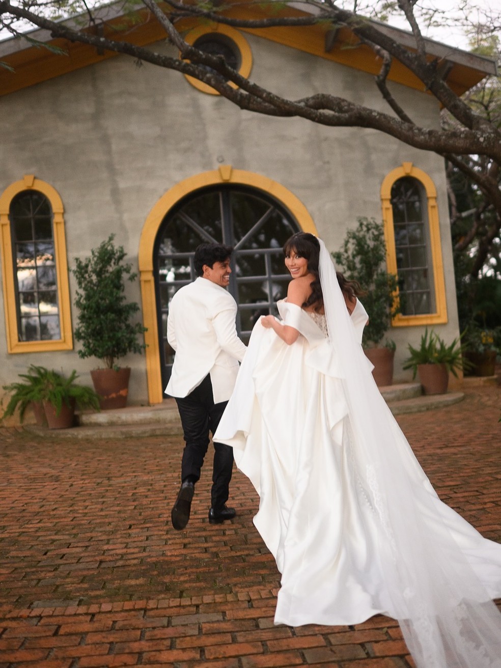 Com noiva grávida, influenciador Gusta se casa e reúne famosos em festa