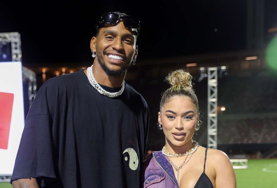 Goleiro do Corinthians e a namorada vão juntos a desfile da SPFW