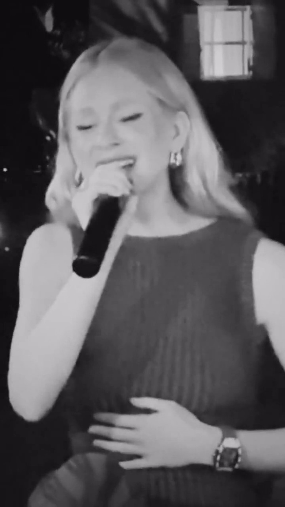 Marina Ruy Barbosa canta hit de Marina Lima em karaokê; assista