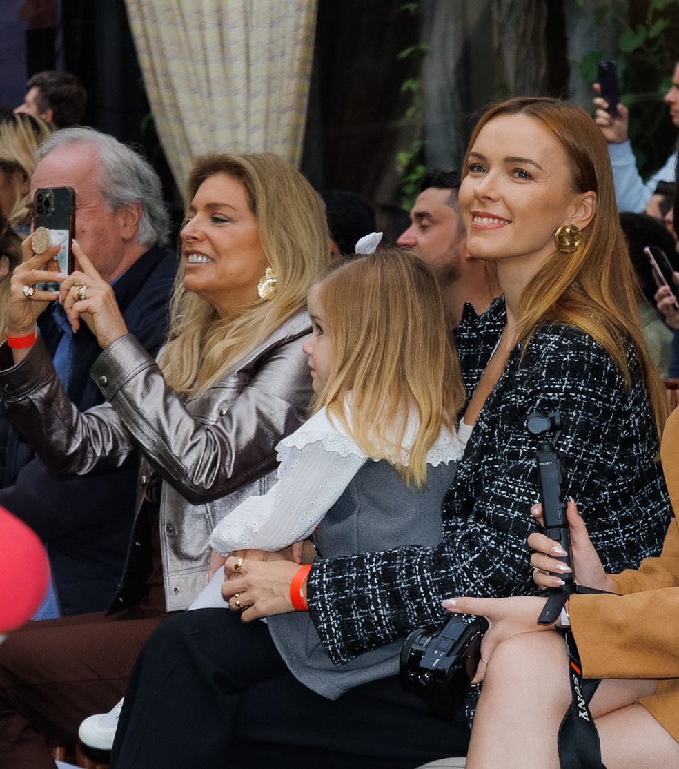 Fabiana Justus desfila com as filhas, Chiara e Sienna, em evento fashion