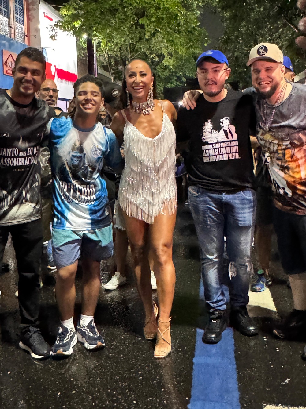 Debaixo de forte chuva, Sabrina Sato samba muito em ensaio de rua da ...