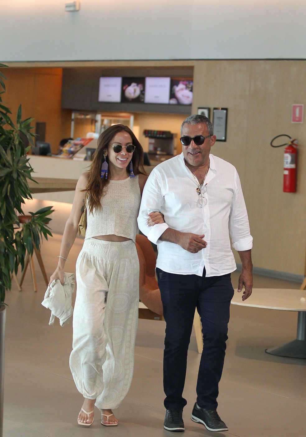 Anitta vai ao cinema com o pai e atende fãs no Rio de Janeiro; fotos
