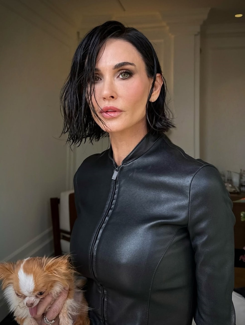 Demi Moore surge com cabelos curtos em Semana de Moda de Milão