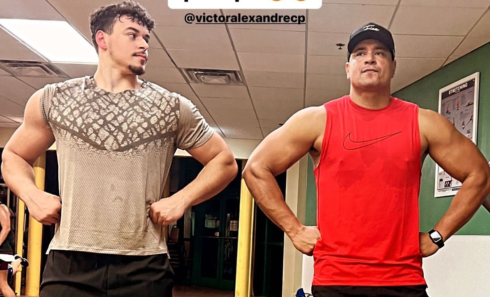 Depois de coxas fazerem sucesso, Xanddy e filho mostram braços sarados ...