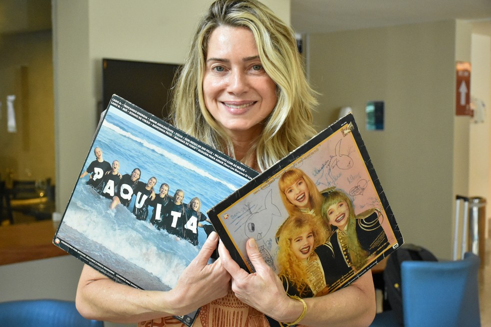 Fã surpreende Leticia Spiller com LP raro das Paquitas