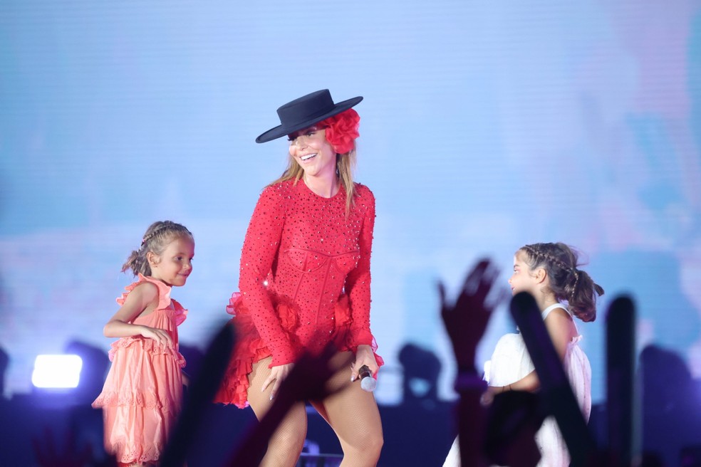 Alagoas Alerta Ivete Sangalo Dança No Palco Com As Filhas Gêmeas
