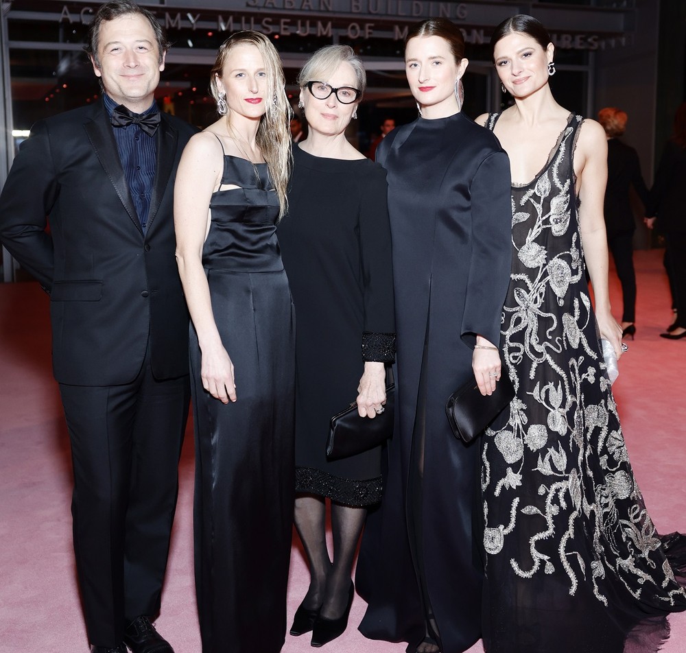 Meryl Streep reúne os quatro filhos e chama atenção pela semelhança no ...