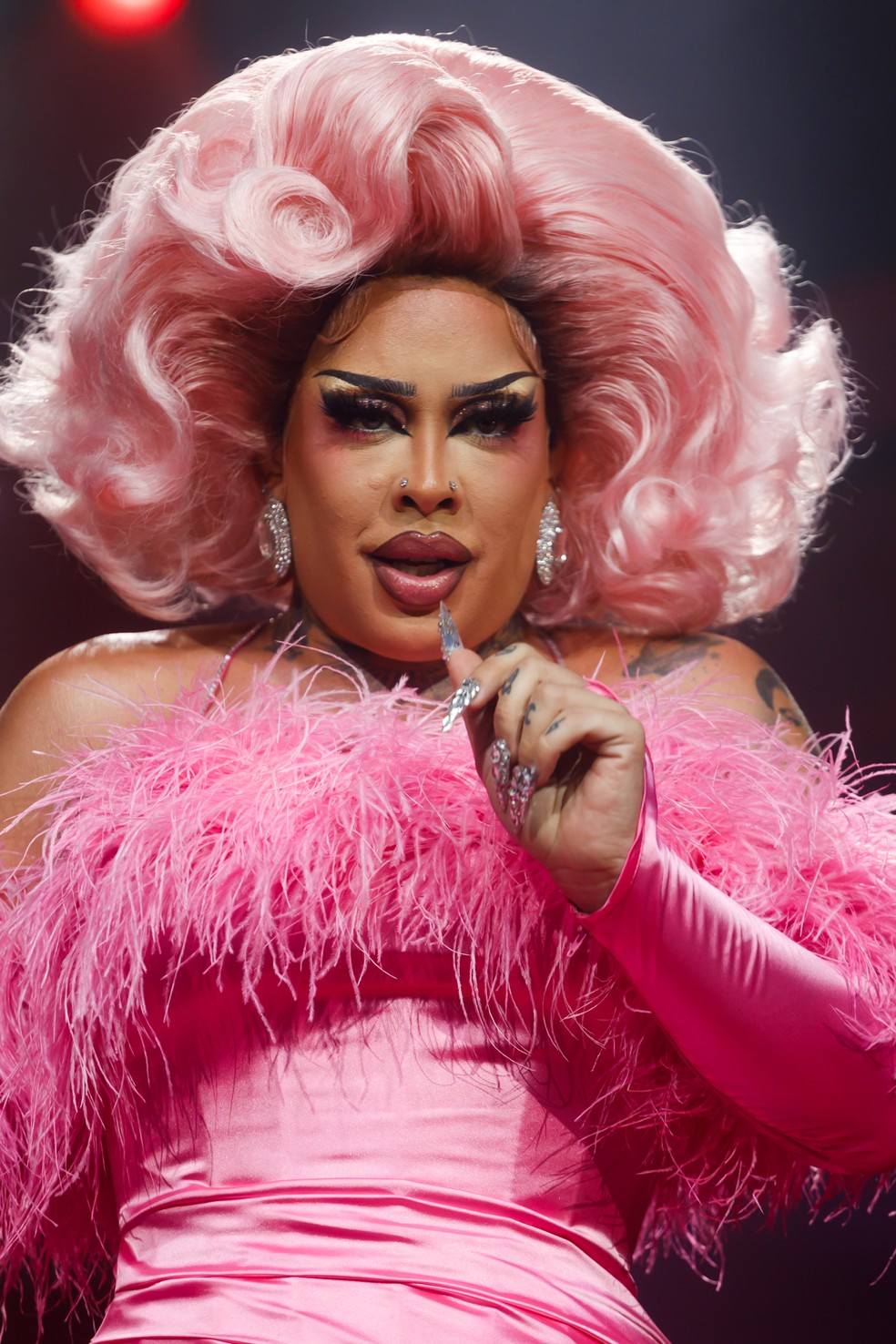 Com casa lotada, Gloria Groove recebe famosos na estreia da turnê 'Serenata da GG'