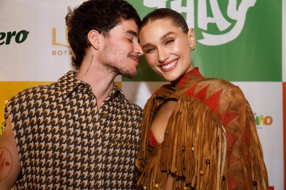 Sasha E João Posam Em Clima De Romance No Primeiro Dia De Shows Do São João Da Thay
