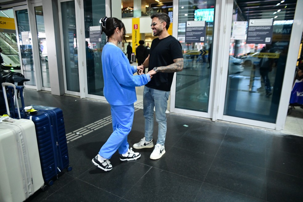 Key Alves troca beijos apaixonados ao reencontrar namorado no Brasil; fotos