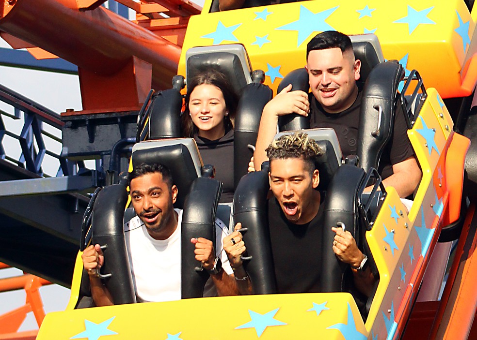 Jogador de futebol Roberto Firmino curte parque com família e amigos