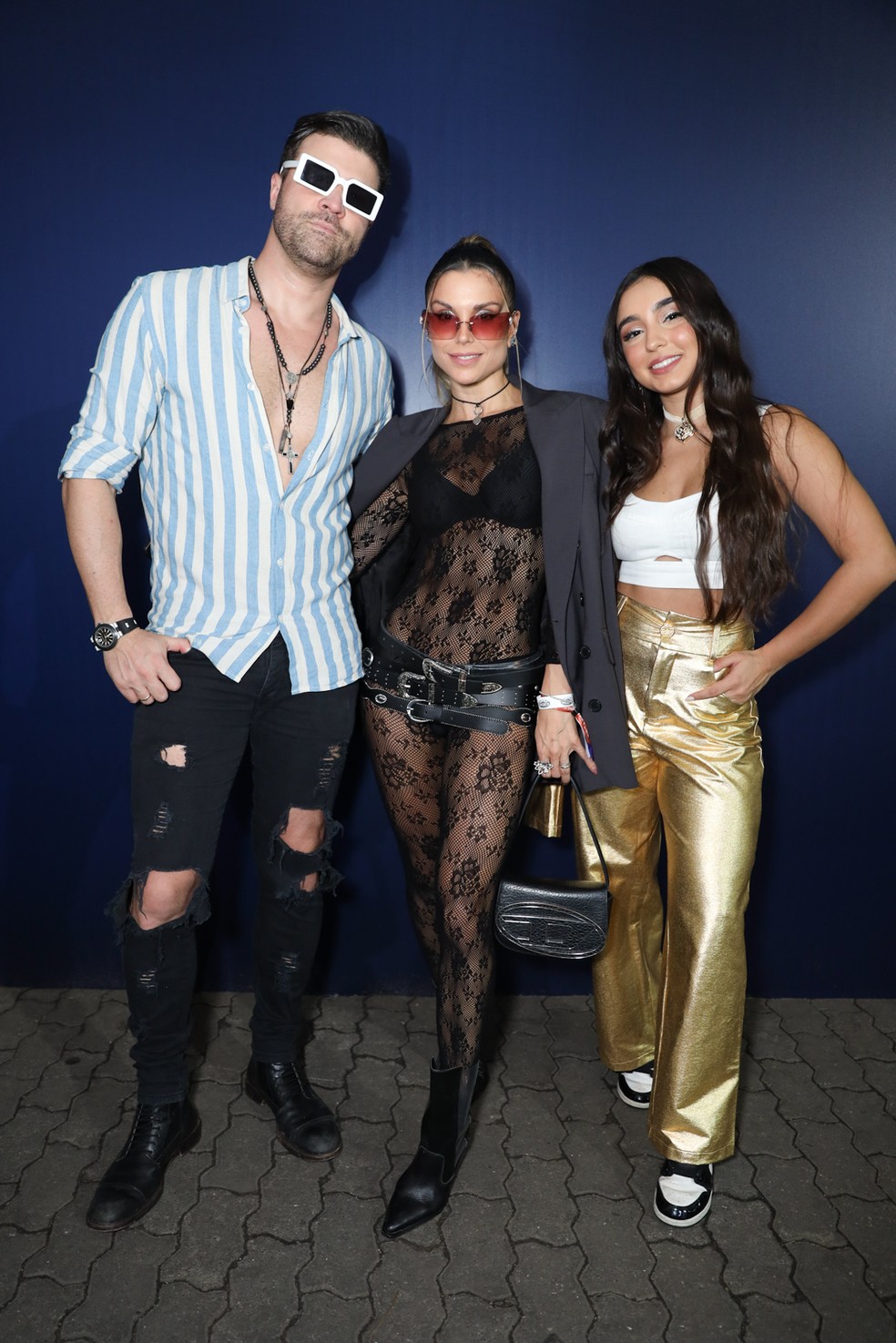 Com look da filha, Flávia Viana vai ao The Town de renda transparente ...