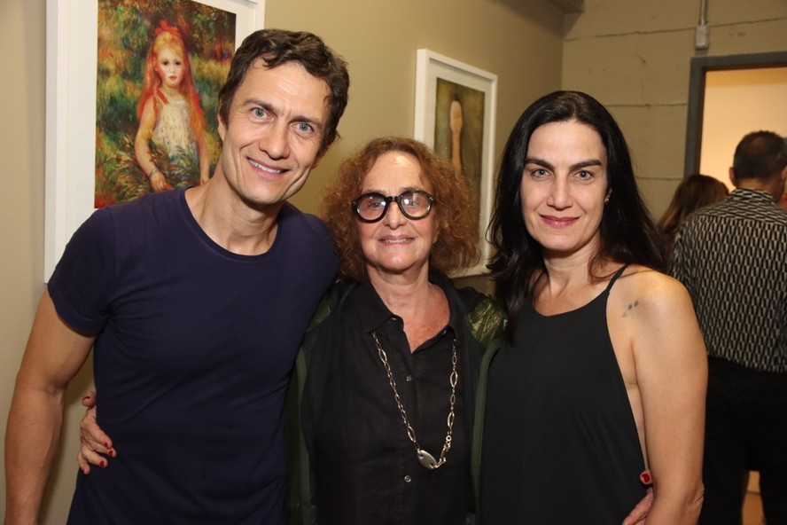 Gabriel Braga Nunes recebe a irmã 'sósia' e os pais em espetáculo