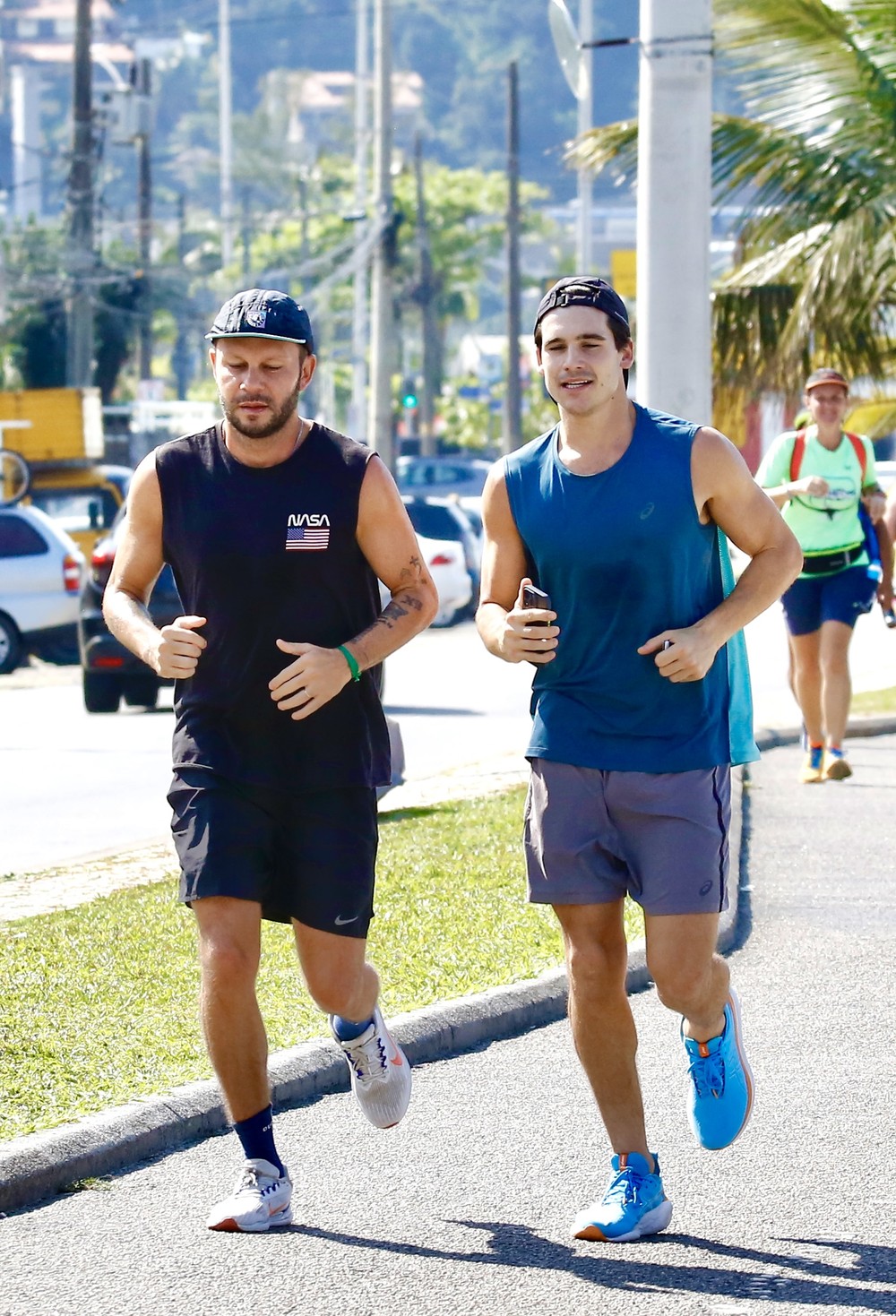 No ar em 'Fuzuê', Nicolas Prattes mantém o físico com corrida, no Rio