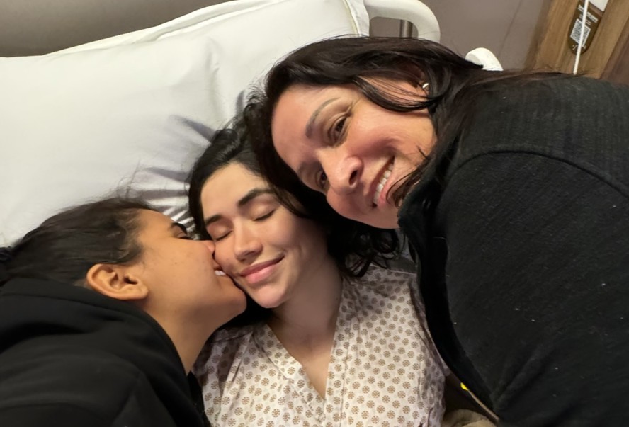 Yasmin Santos cuida da namorada, Maria Venture, internada para cirurgia ...