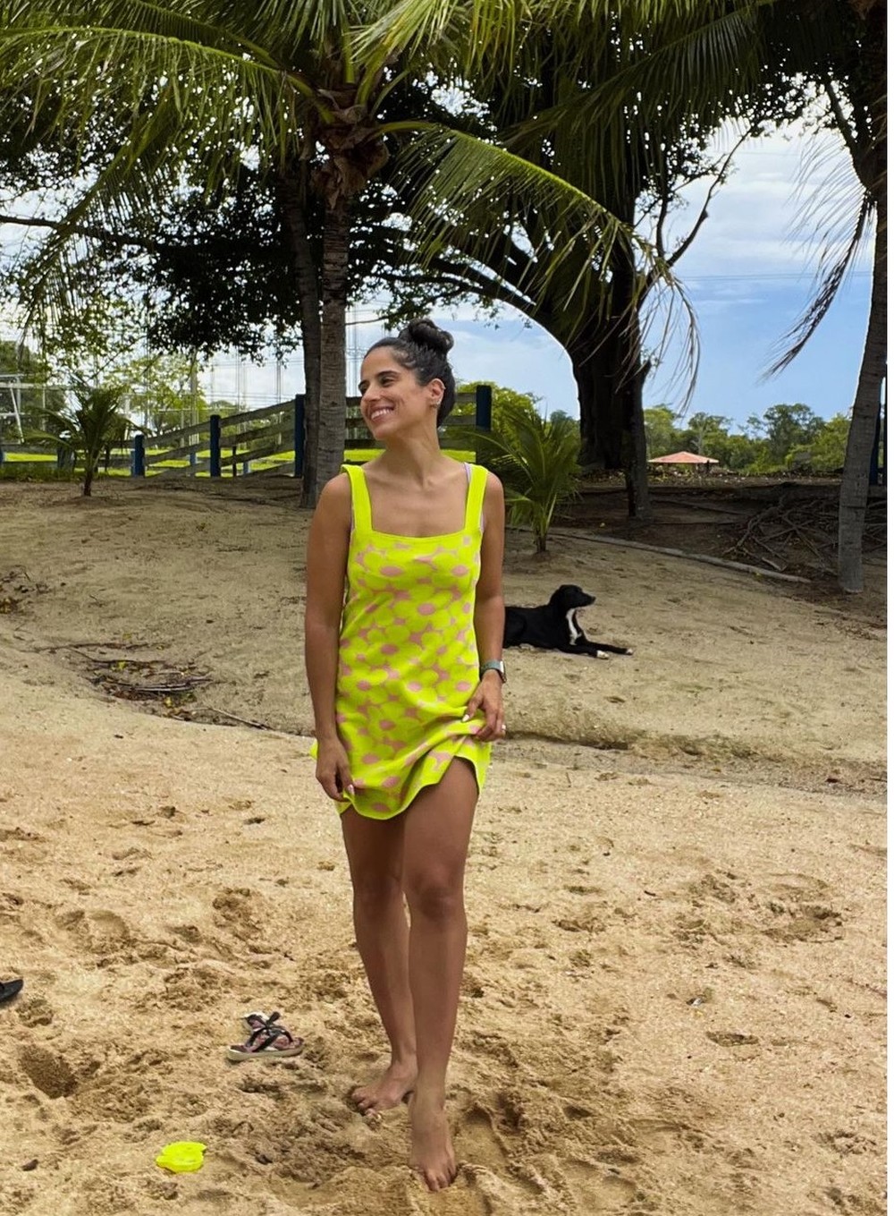 Camilla Camargo posa em 'praia particular' na fazenda da família