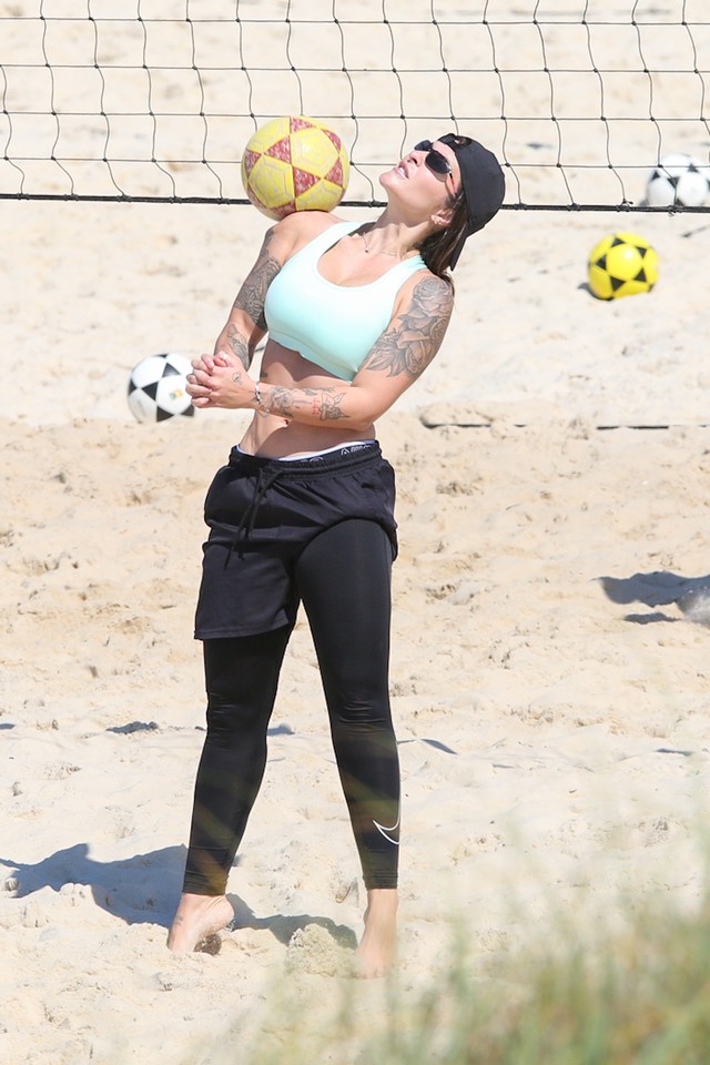 Jade Picon joga futevôlei com Bárbara Labres no Rio; fotos