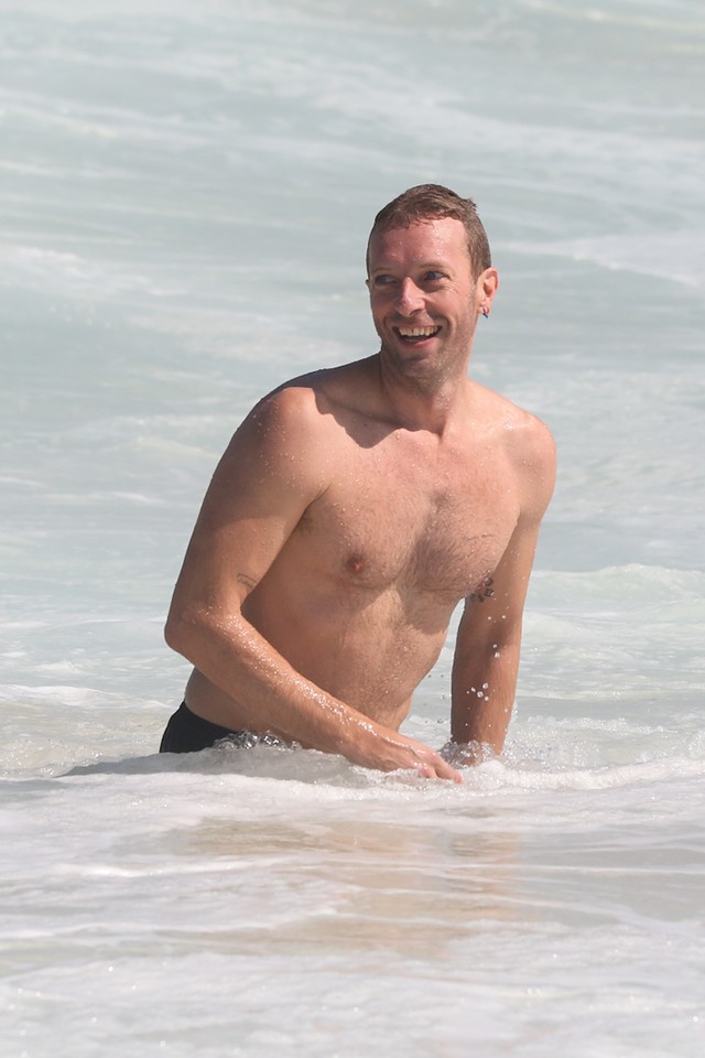 Chris Martin aproveita Praia de Ipanema antes de shows do Coldplay no Rio