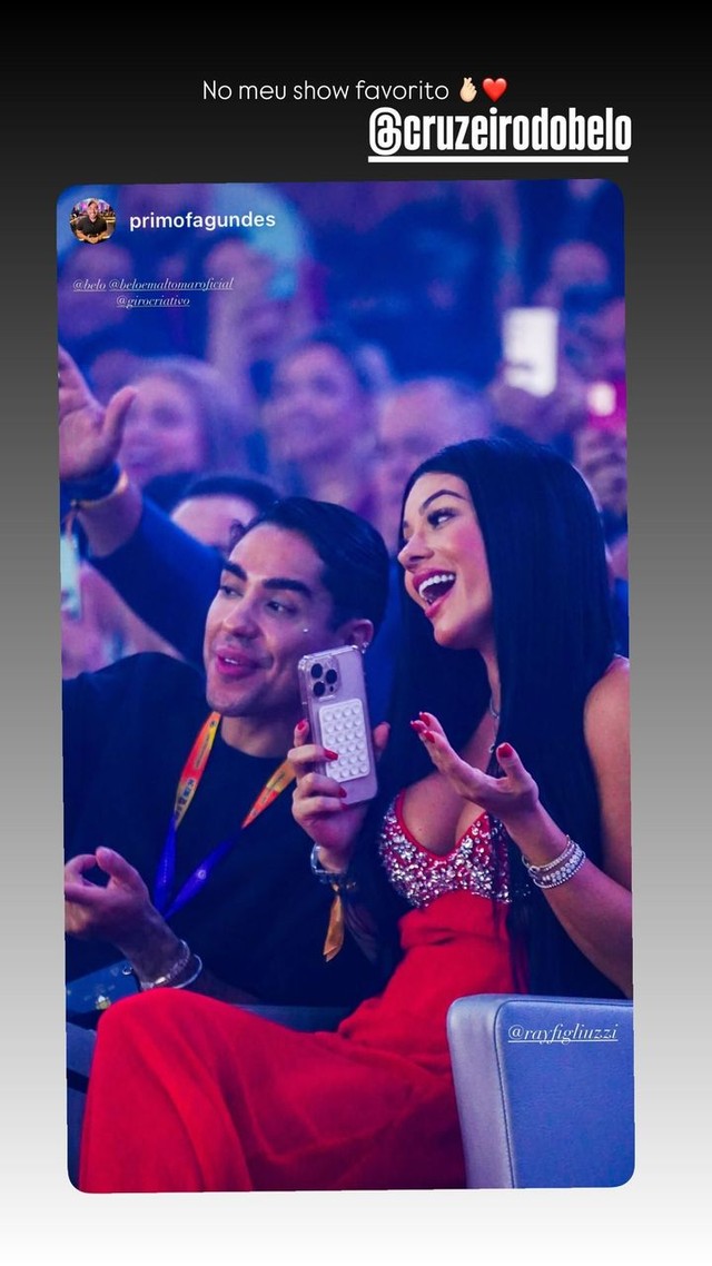 Ray Figliuzzi se declara para Belo após ganhar serenata em navio