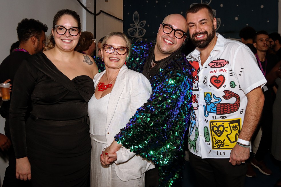 Tiago Abravanel recebe carinho da família em estreia de musical; fotos