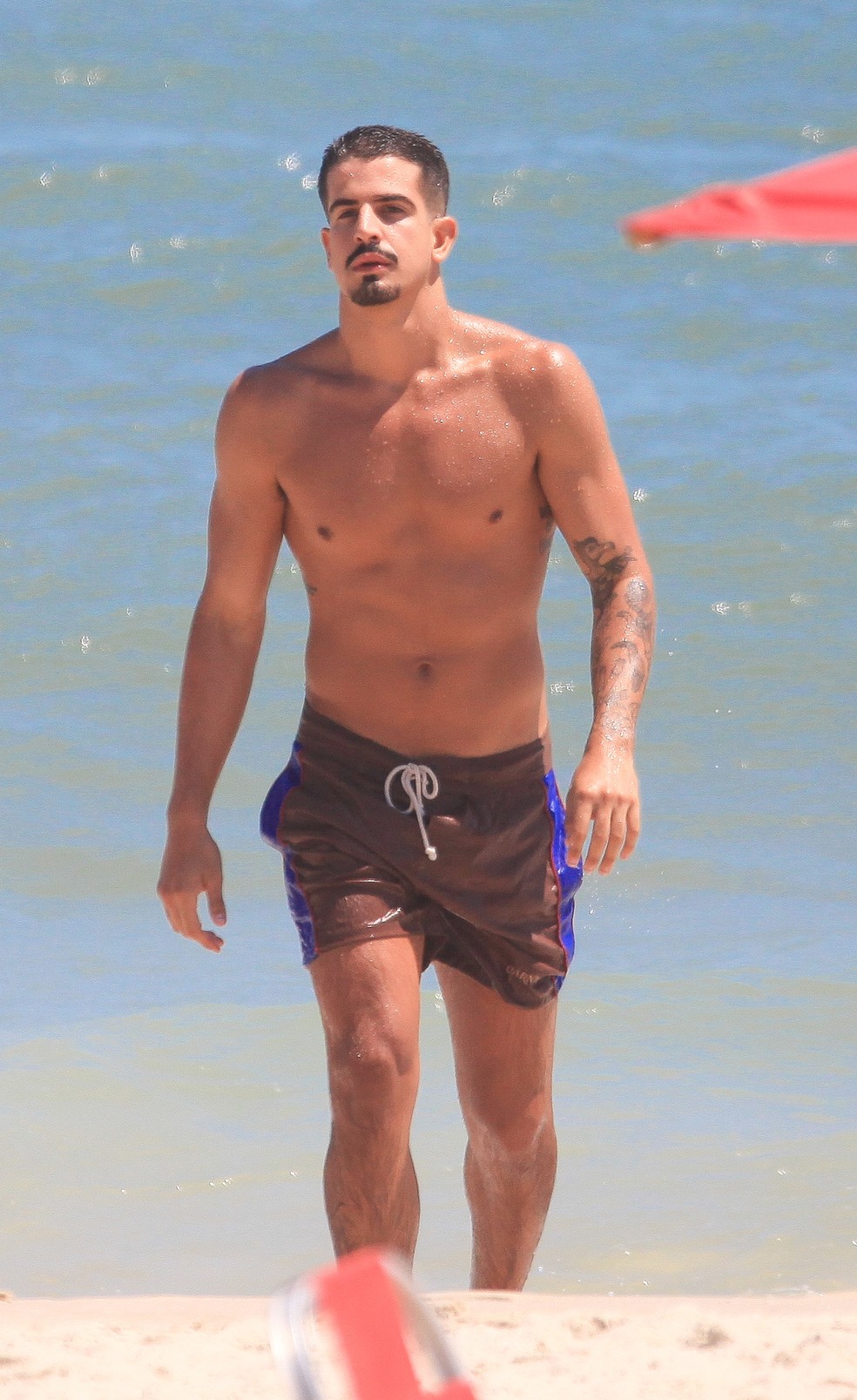 Enzo Celulari exibe barriga sarada em dia de praia no Rio