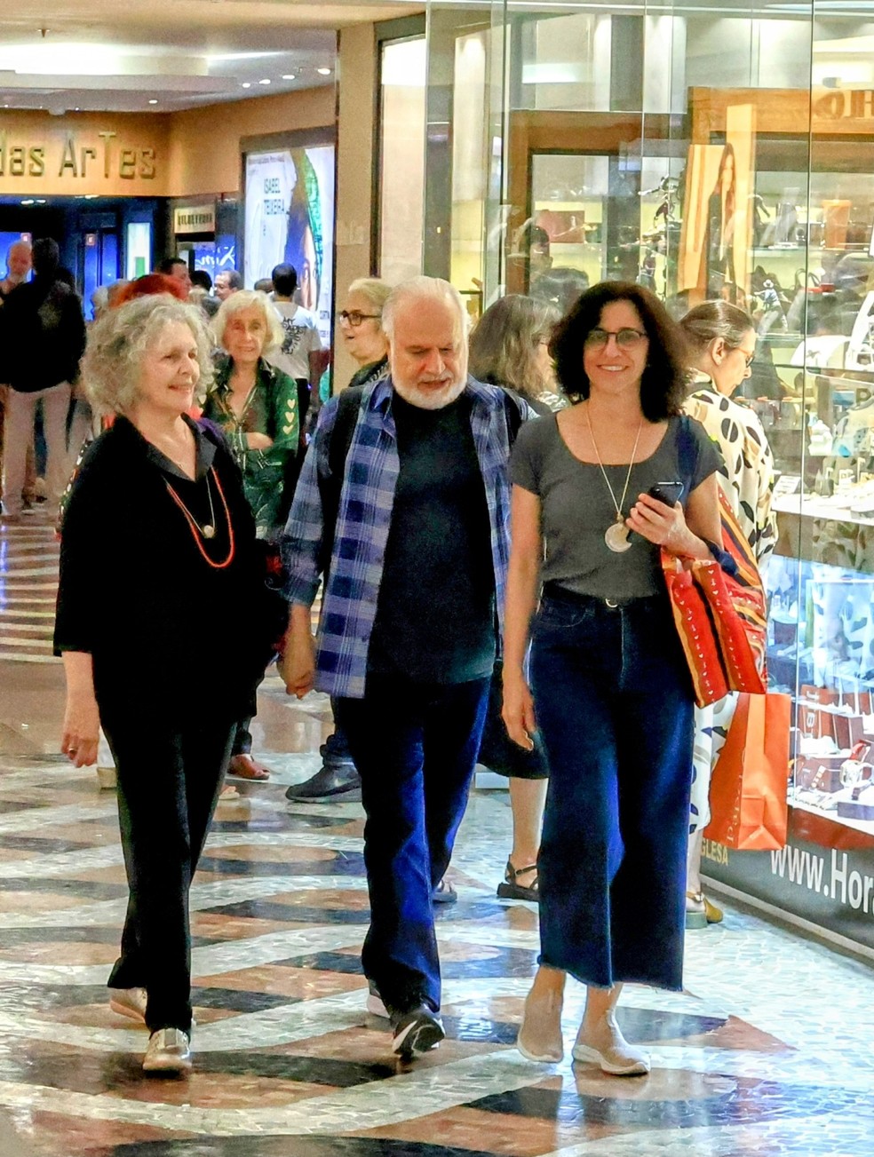 Irene Ravache é clicada sorridente em rara aparição pública com o marido