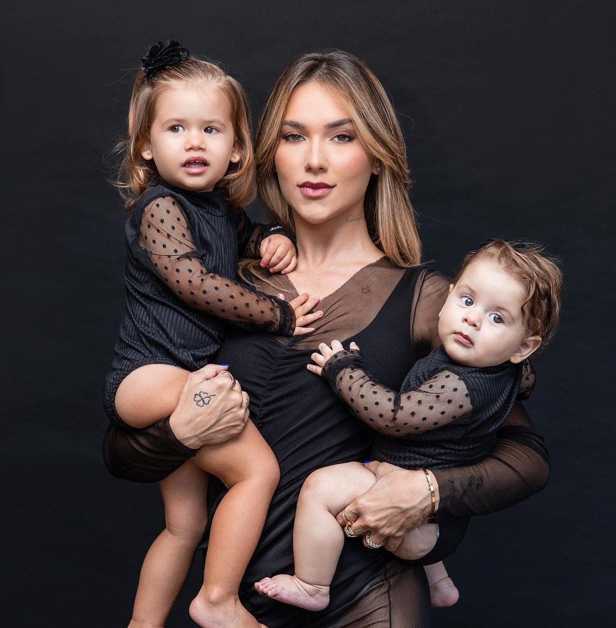 Virginia Fonseca posa com as filhas e fala sobre ter sido mãe aos 21 anos