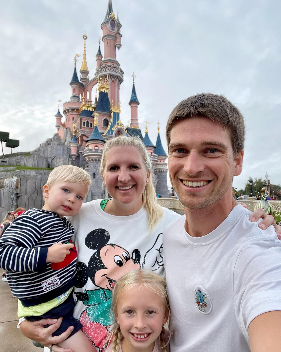 Um ano após aborto, nadadora olímpica dá à luz bebê natimorto