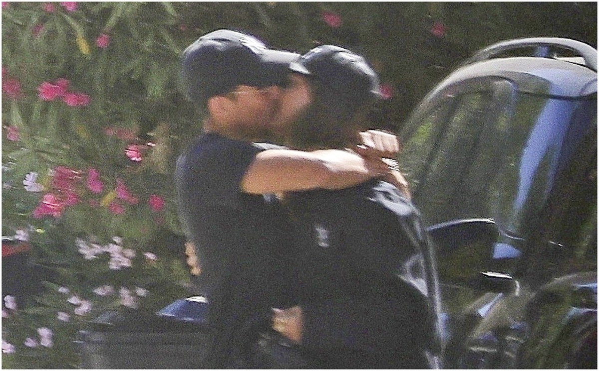 Solteira, Jessica Alba é vista aos beijos com Danny Ramirez em frente à ...