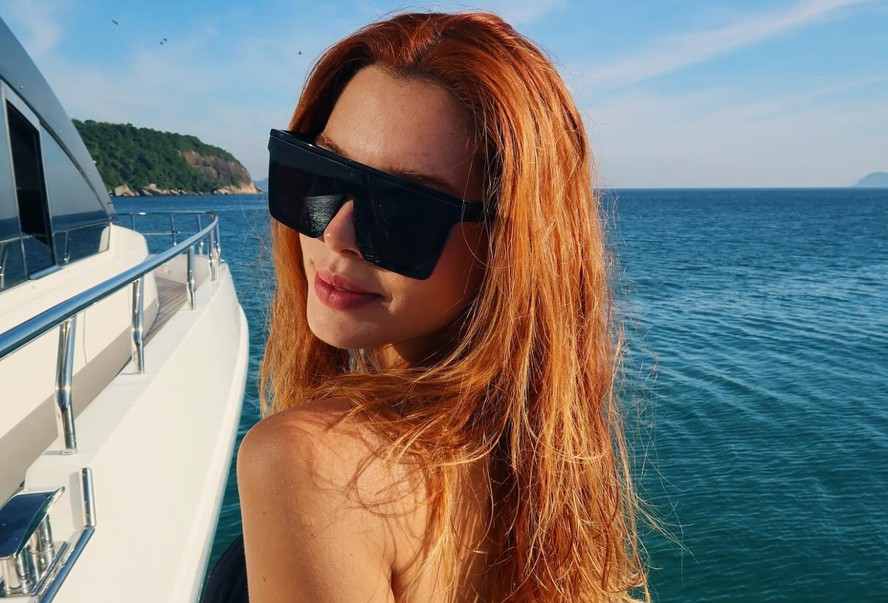 De biquini, Giovanna Lancellotti faz passeio de barco com o noivo