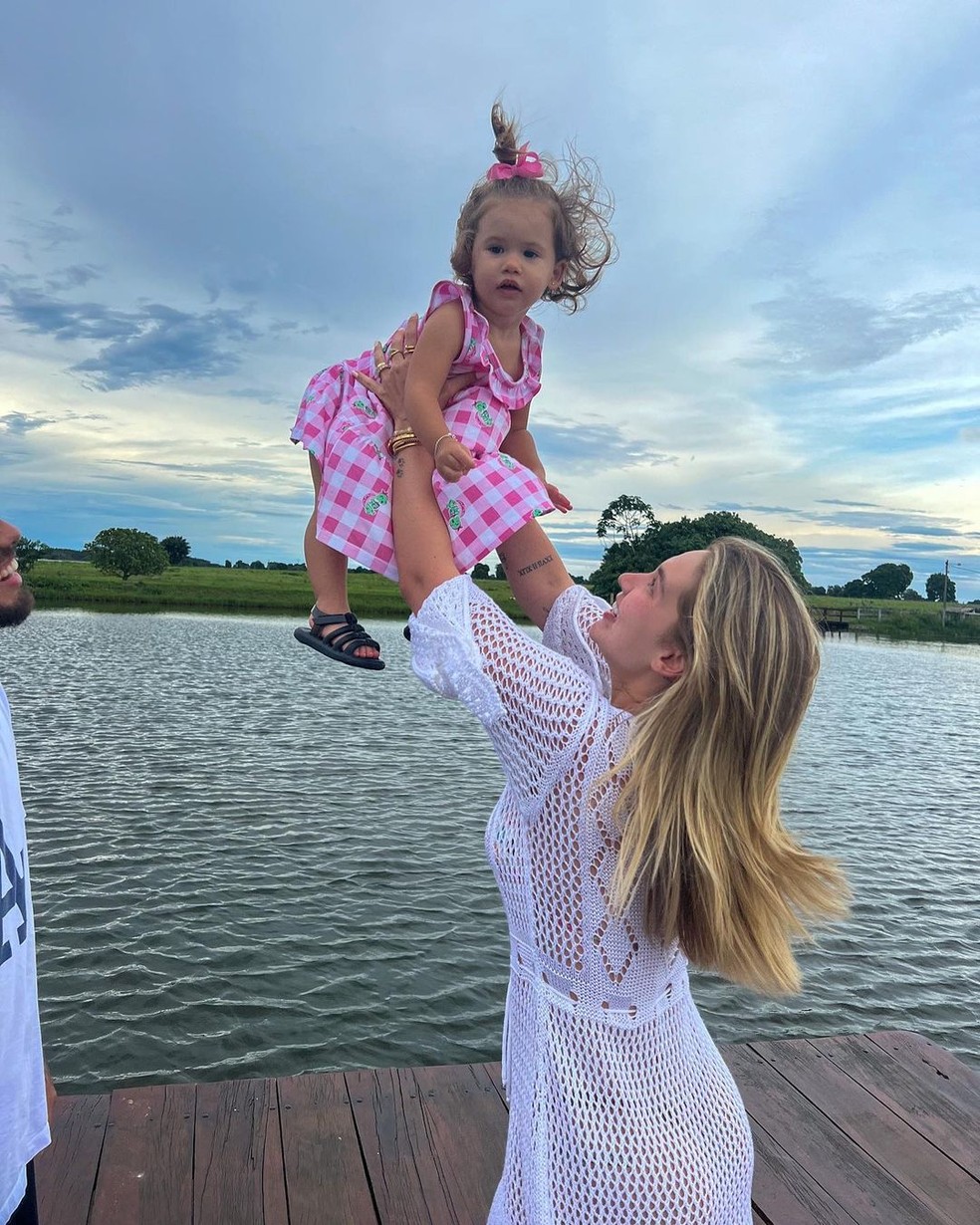 Virginia Fonseca e Zé Felipe enterram umbigo de filha caçula; fotos