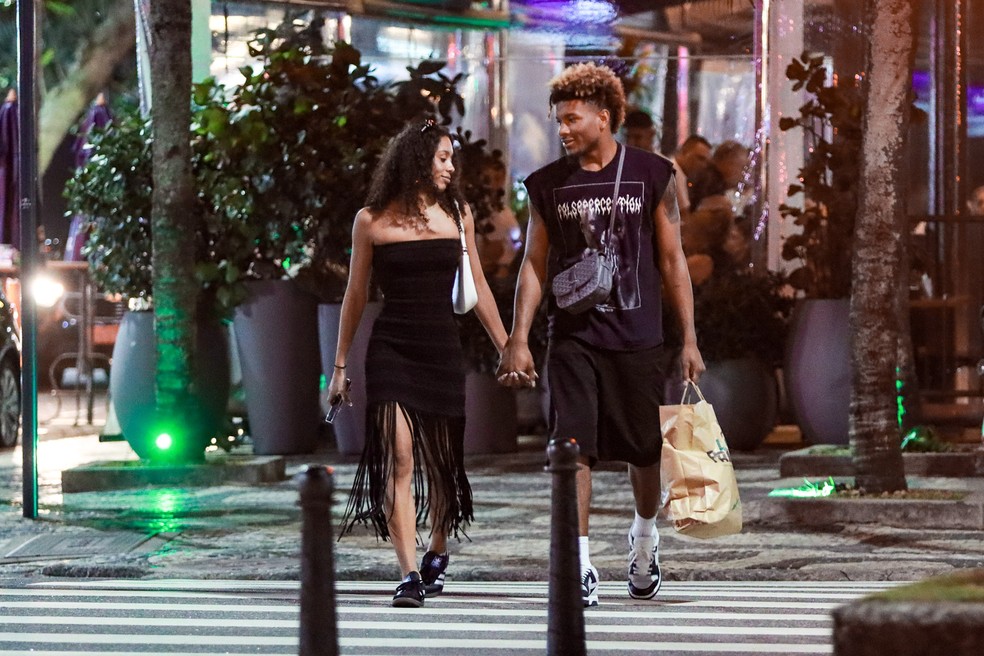 Astro da NBA Miles McBride curte viagem ao Rio com a namorada brasileira