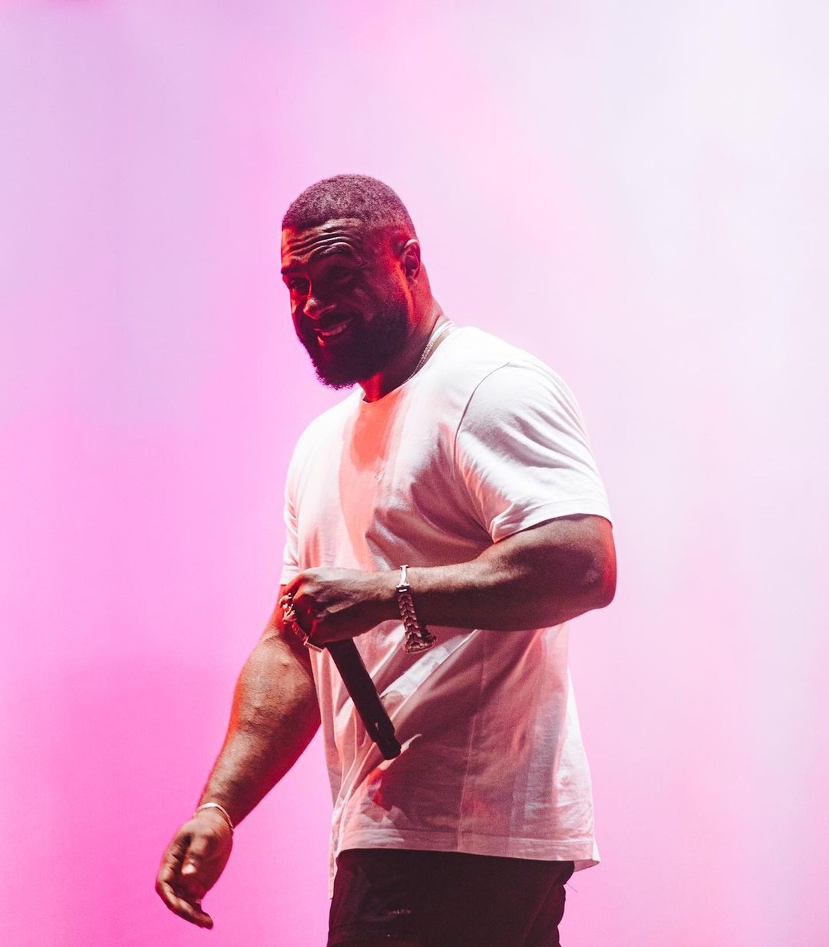 Baco Exu do Blues justifica look no Lollapalooza: 'Sou bonito, posso ir básico'