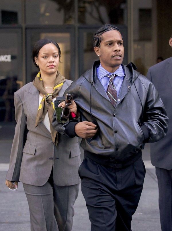 Rihanna acompanha A$AP Rocky em julgamento; casal foi fotografado ...