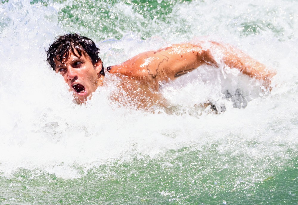 Chay Suede toma banho de mar e 'pega jacaré' em pleno domingo de Carnaval