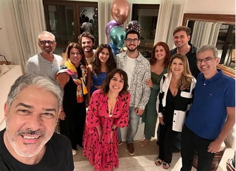 William Bonner reúne a família para comemorar aniversário dos trigêmeos