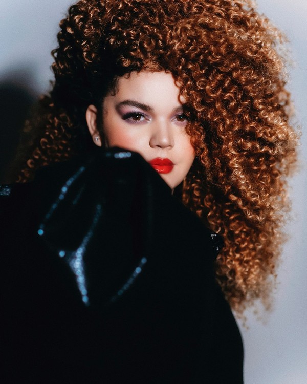 Laura Simões, filha de Fabiana Karla, celebra nova etapa artística na ...