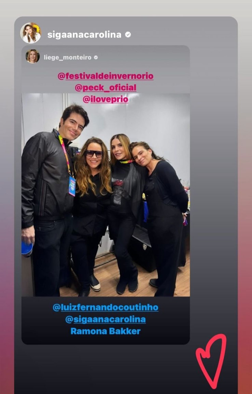 Ana Carolina posa com a namorada nos bastidores de show; confira