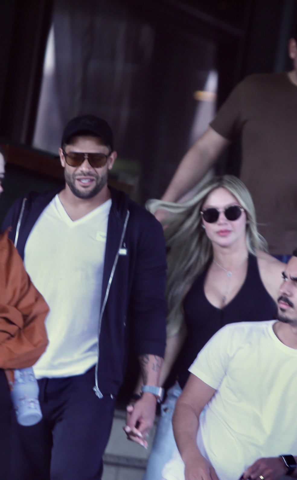 Hulk e esposa, Camila Ângelo, vão a churrascaria no Rio