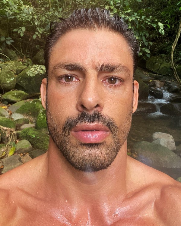 Cauã Reymond comemora 43 anos em cachoeira, Sabrina Sato elogia e fãs ...