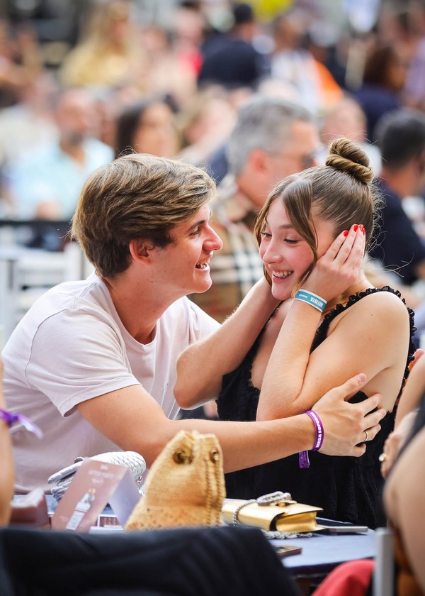 Primogênita de Daniel vai com o namorado ao show do pai em SP