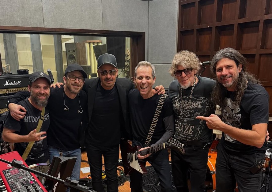 Tony Bellotto volta aos shows com os Titãs após cirurgia contra câncer