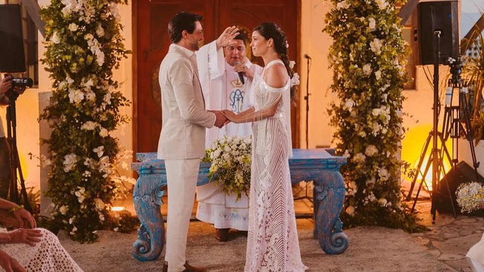 Discreta, Emnanuelle Araújo celebra dois anos de casamento com modelo ...