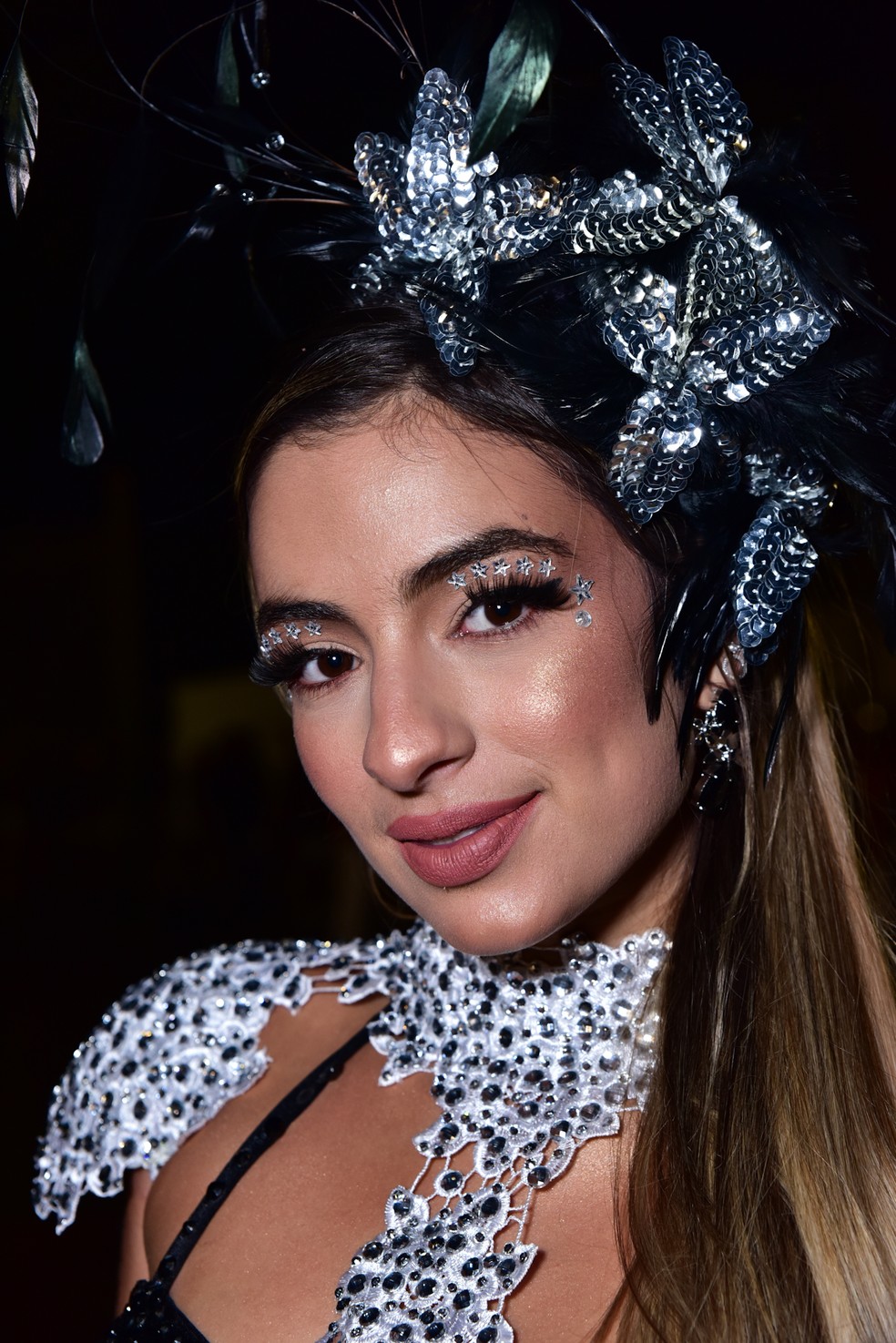 Julia Puzzuoli aposta em look curtinho e brilhante para ensaio de Carnaval