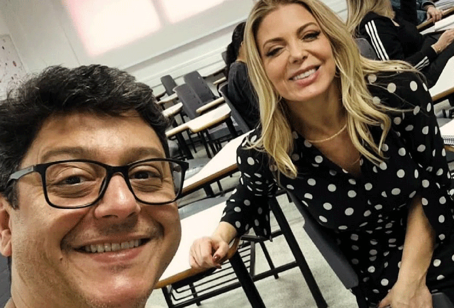 Sheila Mello retoma curso de psicologia e ganha apoio na web: 'Sucesso, loira'