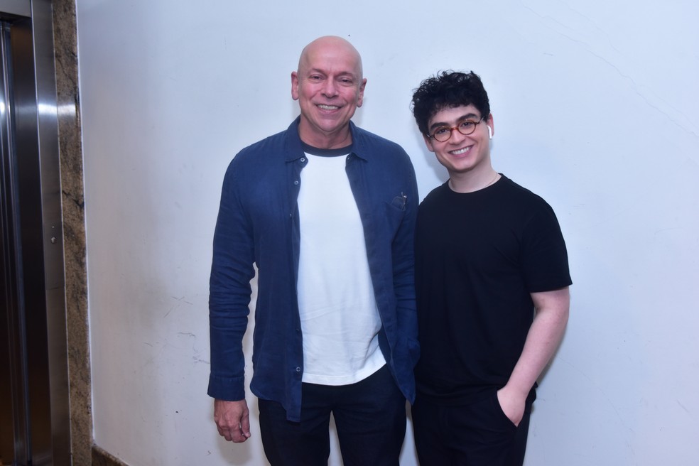 Leandro Karnal posa com o marido em estreia de peça de teatro em São Paulo