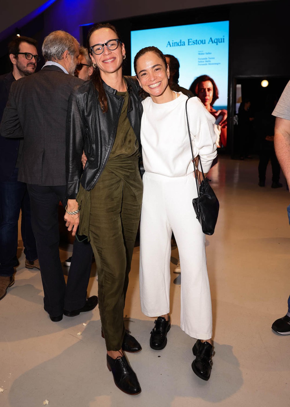 Alice Braga leva namorada para estreia de filme em São Paulo